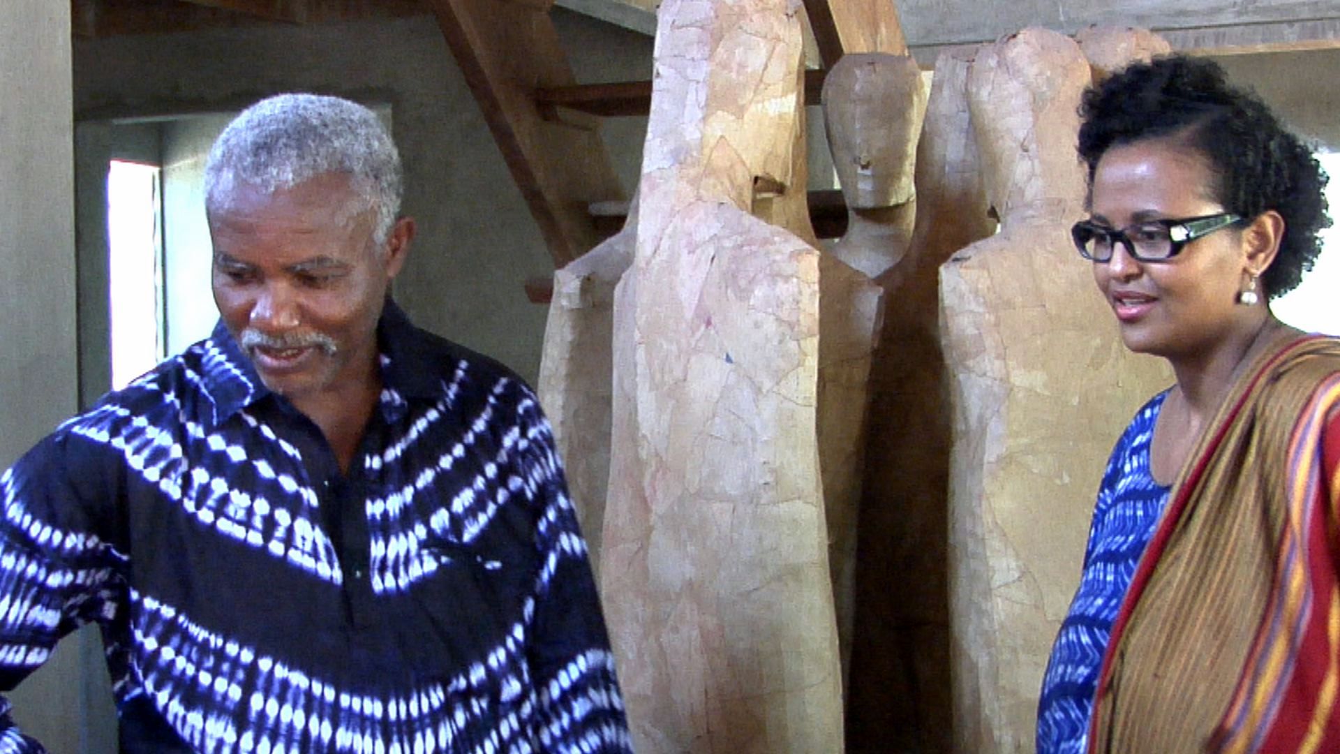10. Kofi Setordji talking about his sculptures with Safia Dickersbach ...