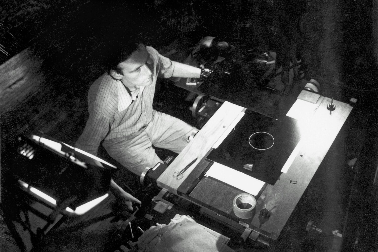 Anthony-McCall-during-the-Solid-Light-Work-Cone-of-Variable-Volume-1974 ...