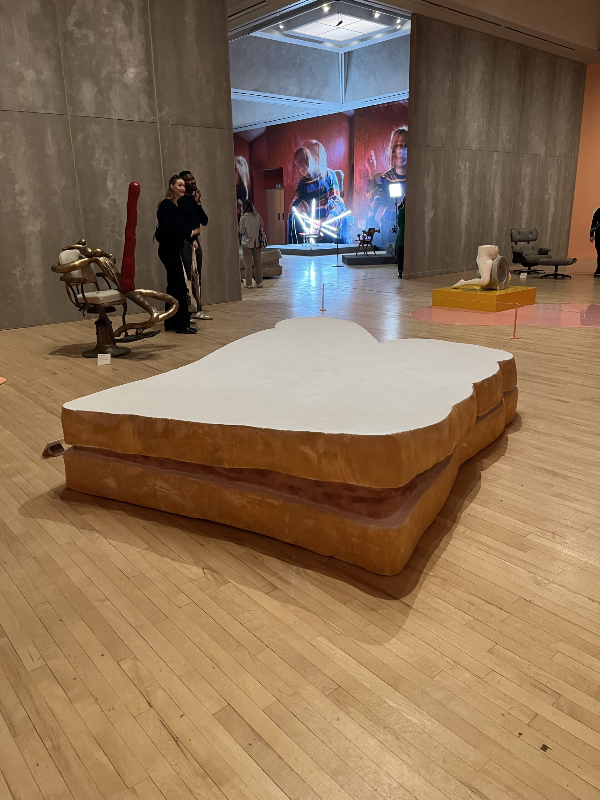 YBA Sarah Lucas comes of age at Tate Britain. - FAD Magazine