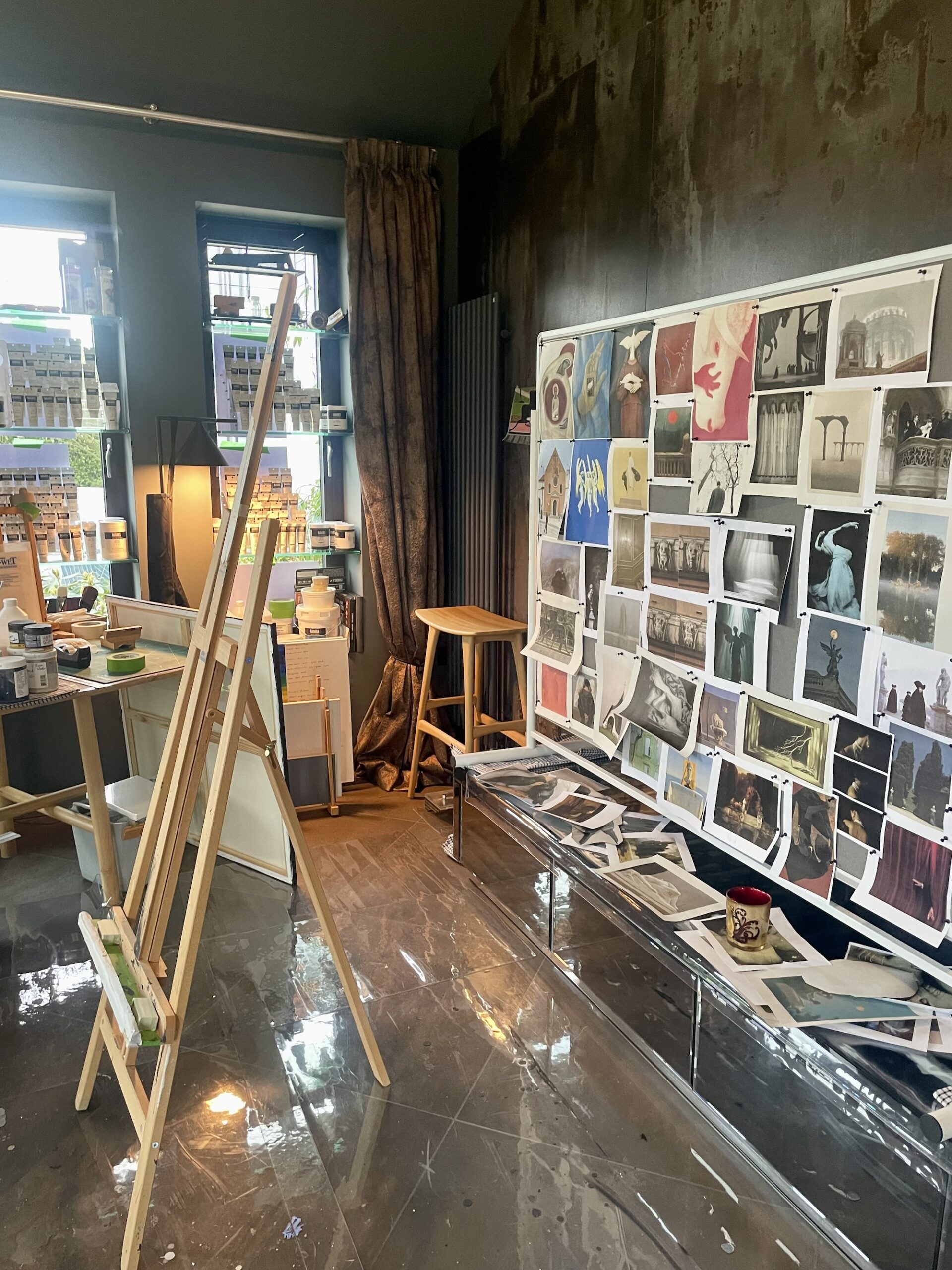 The pinboard in the artist’s studio. - FAD Magazine