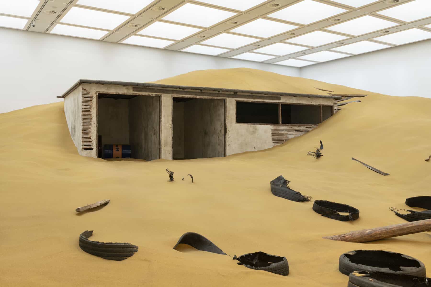 Mike Nelson: Extinction Beckons. 2023. The Hayward Gallery. - FAD Magazine Mike Nelson: Extinction Beckons. 2023. The Hayward Gallery. - FAD Magazine
